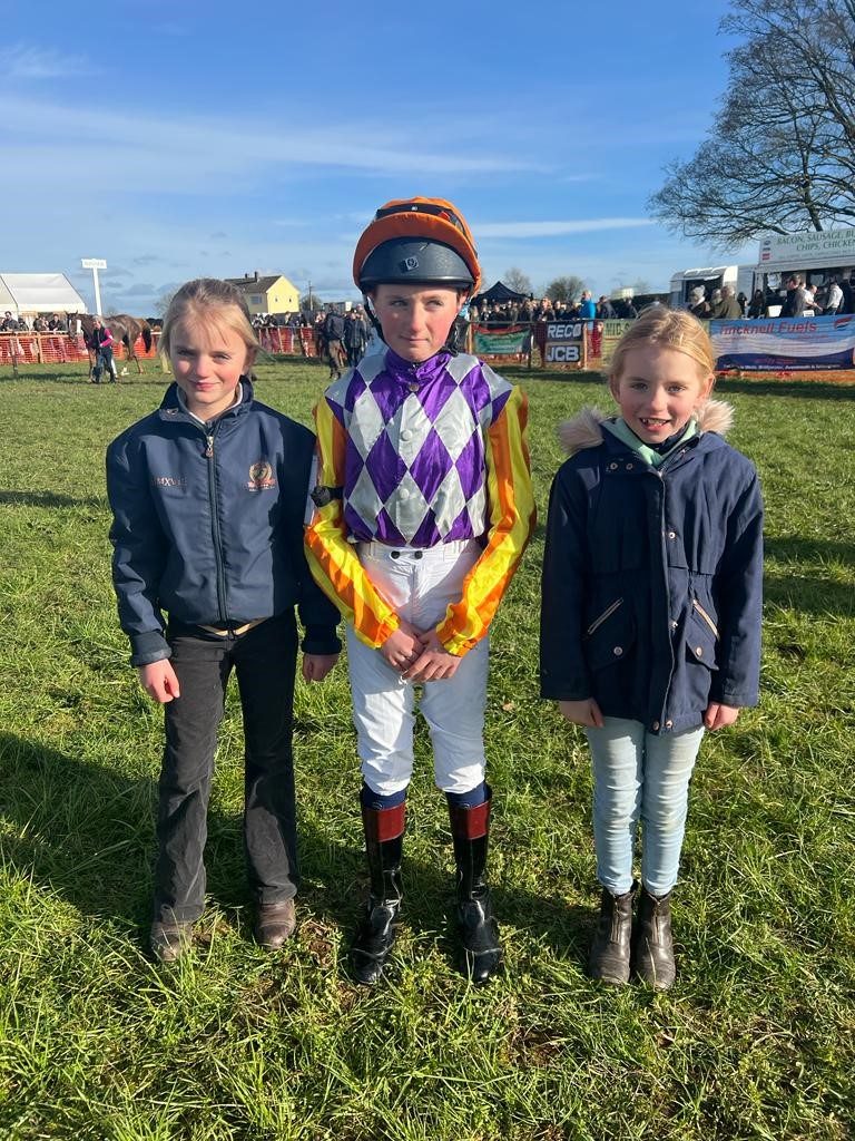 EVIE TURNS HER HAND TO PONY RACING – Warren Greatrex Racing